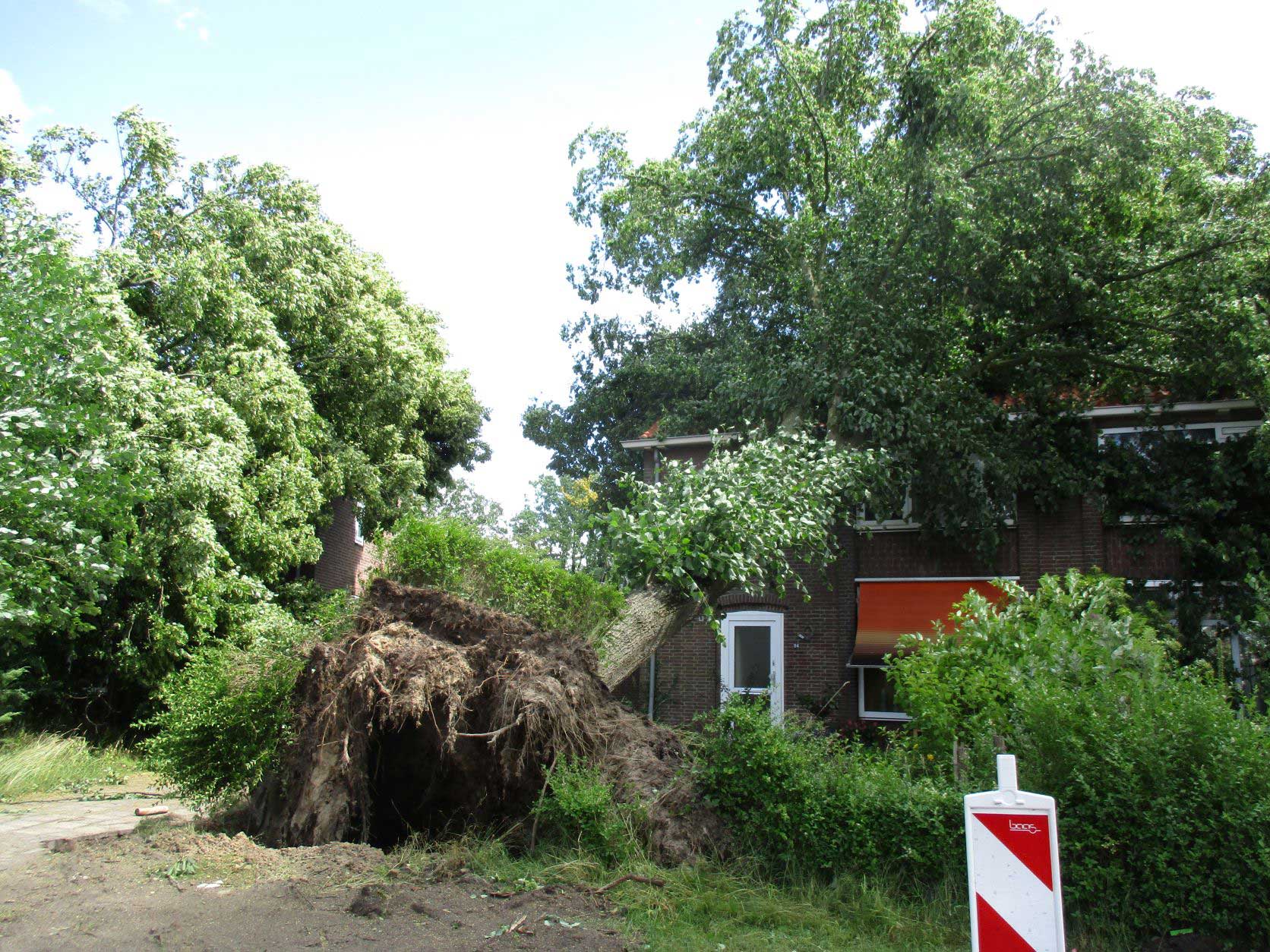 Code rood ingetrokken, veel schade aangericht door storm Poly | Blik op ...